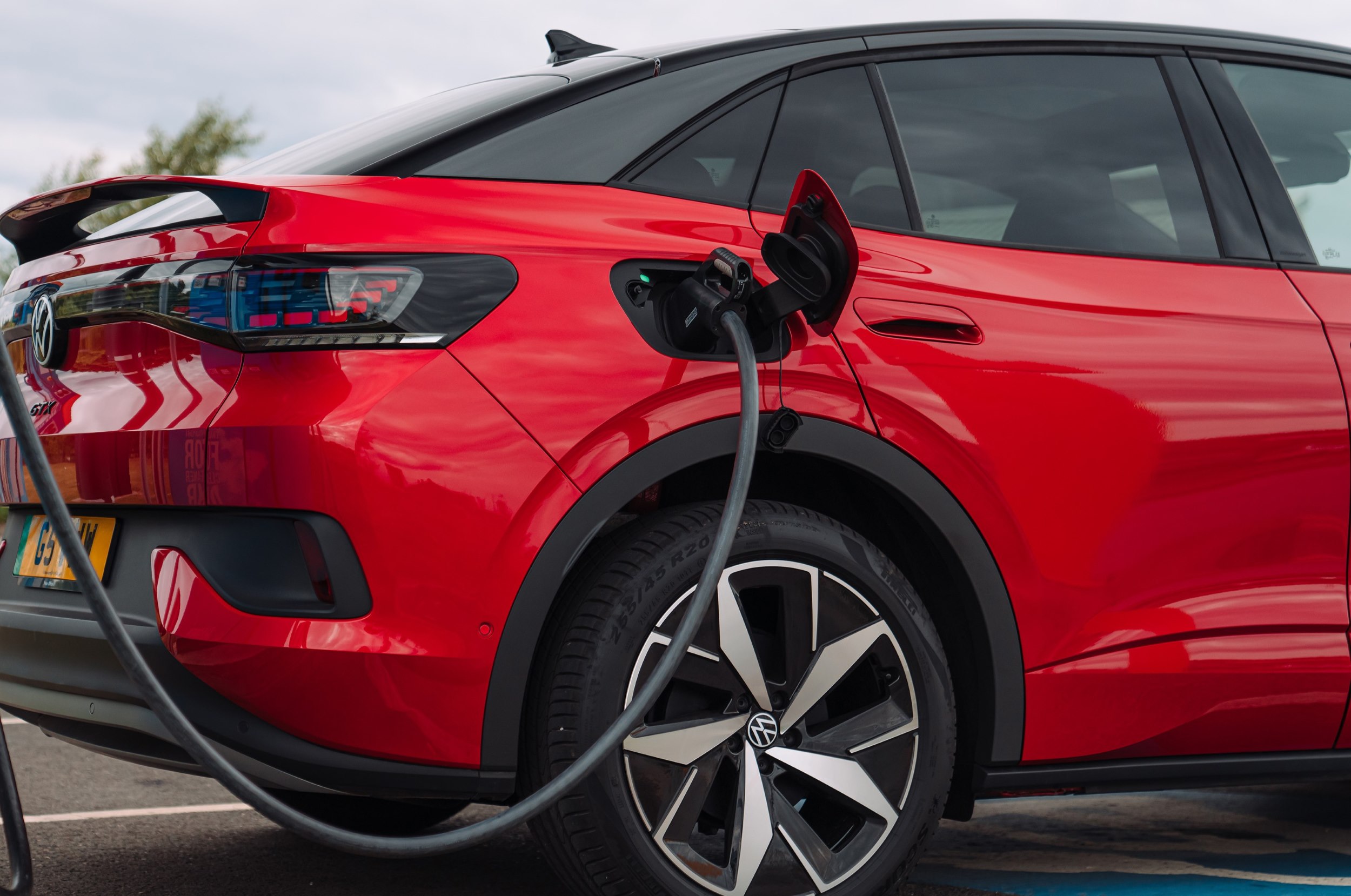 Volkswagen ID.5 Review 2024 | CARWOW LEASEY