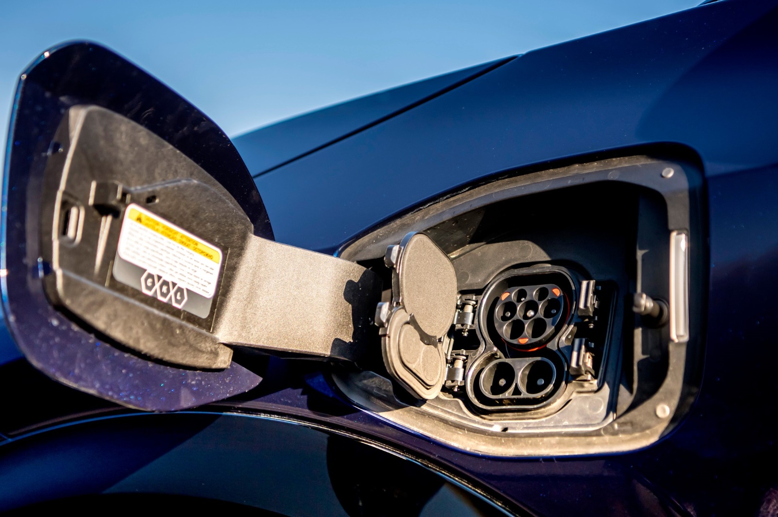 Nissan Ariya Review 2024 | CARWOW LEASEY