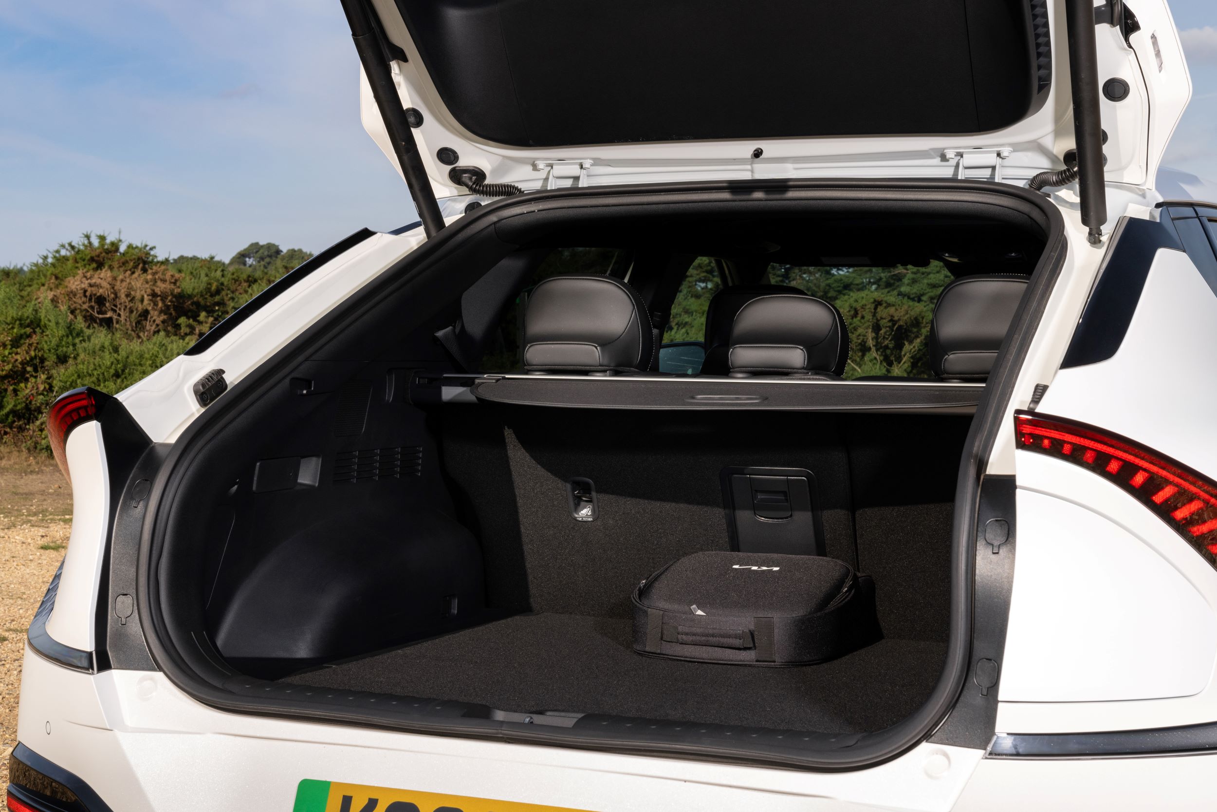 Kia EV6 Review 2024 | CARWOW LEASEY
