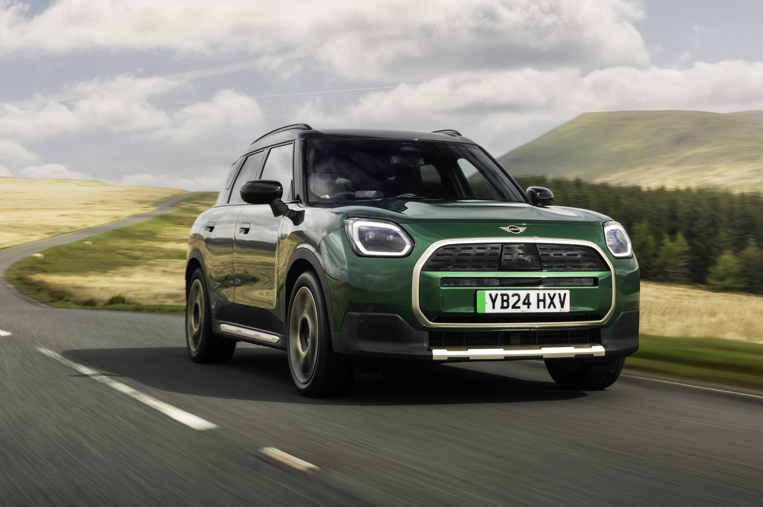 MINI Countryman Electric Review 2024 | CARWOW LEASEY
