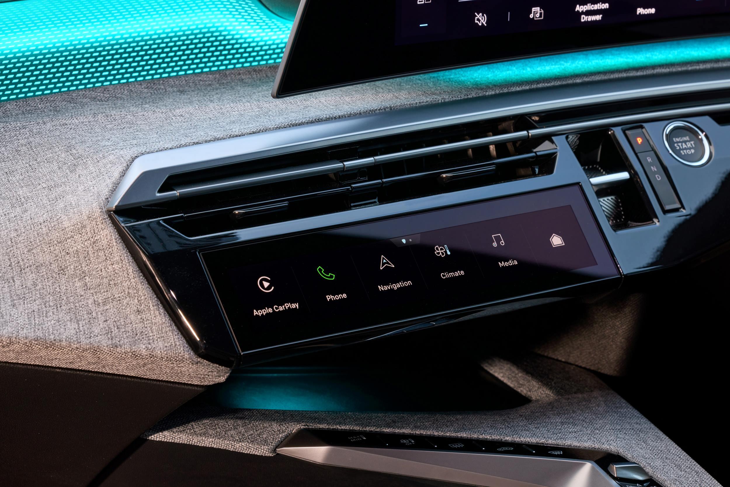 Peugeot e-3008 Review 2024 | CARWOW LEASEY
