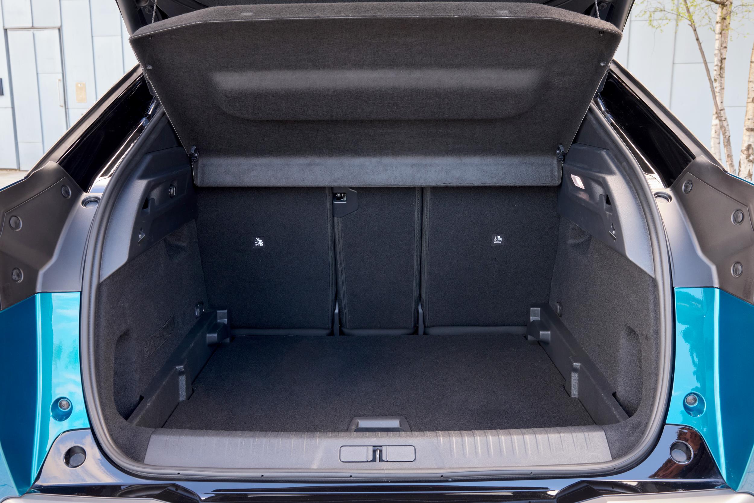 Peugeot e-3008 Review 2024 | CARWOW LEASEY
