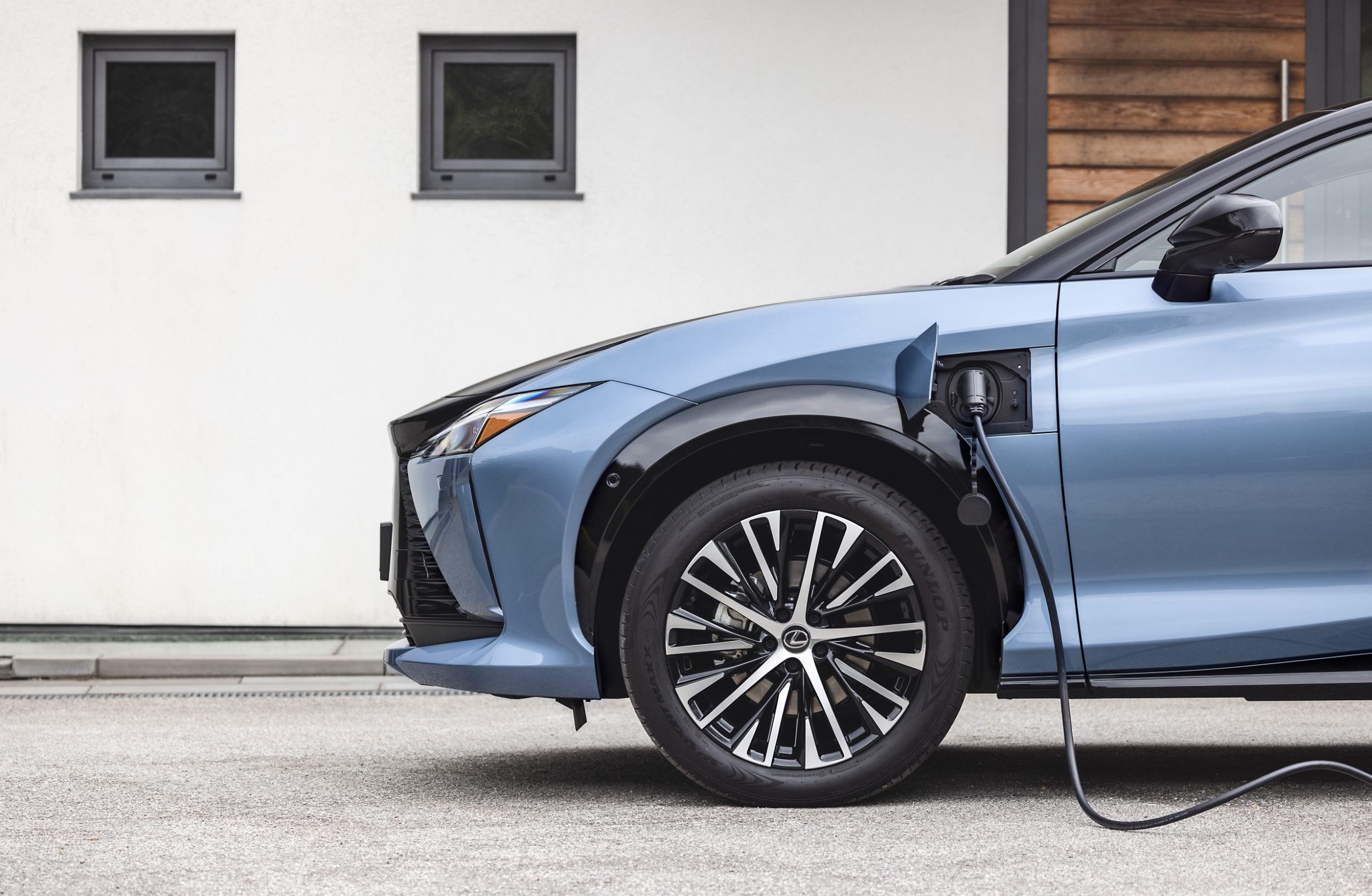 Lexus RZ Review 2024 | CARWOW LEASEY