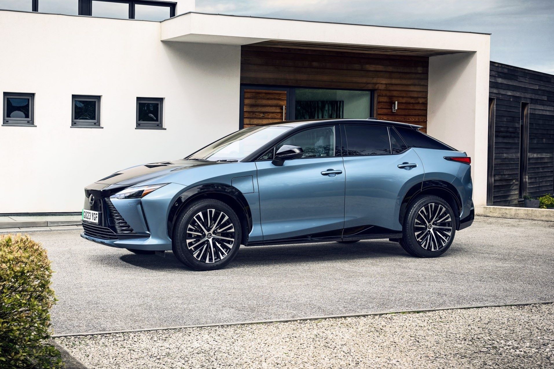 Lexus RZ Review 2024 | CARWOW LEASEY