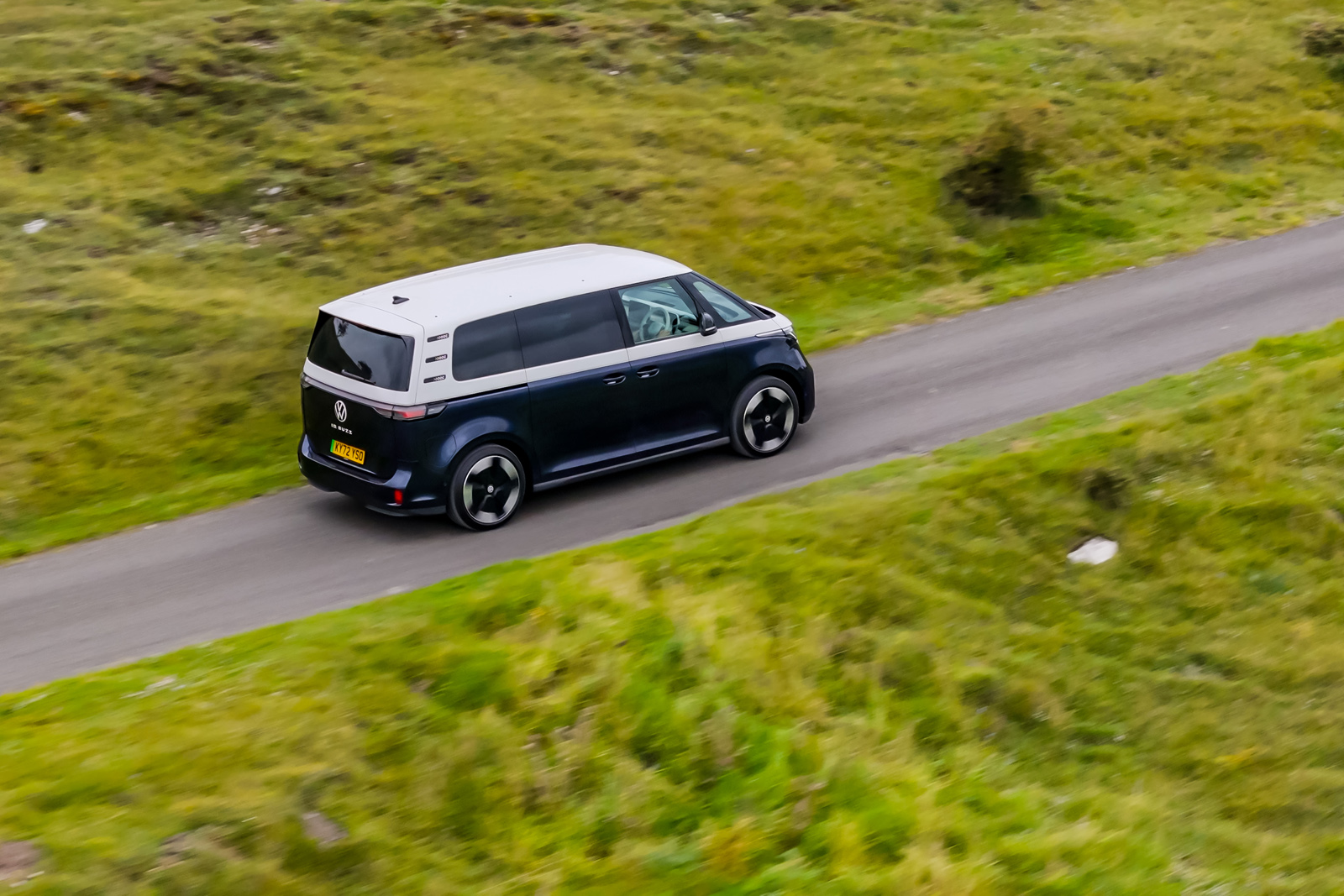 Volkswagen ID.Buzz Review 2024 | CARWOW LEASEY