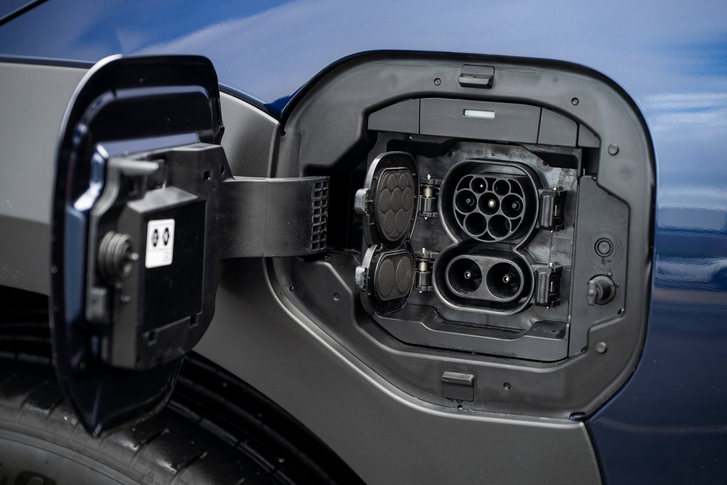 Subaru Solterra Review 2024 | CARWOW LEASEY