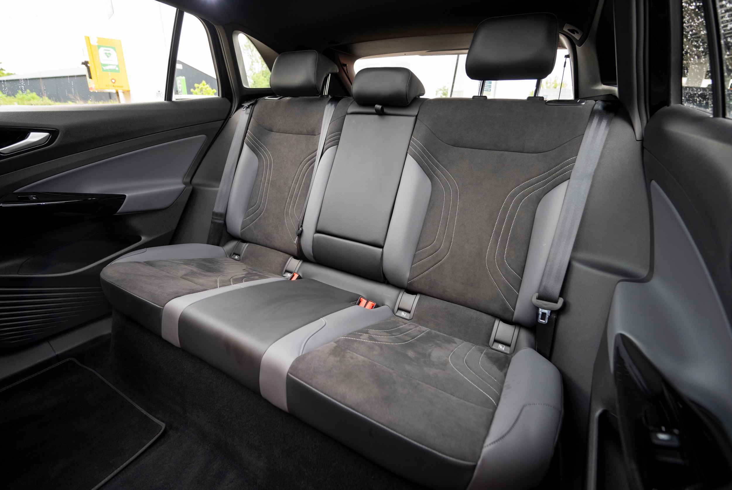 Volkswagen ID.4 Review 2024 | CARWOW LEASEY