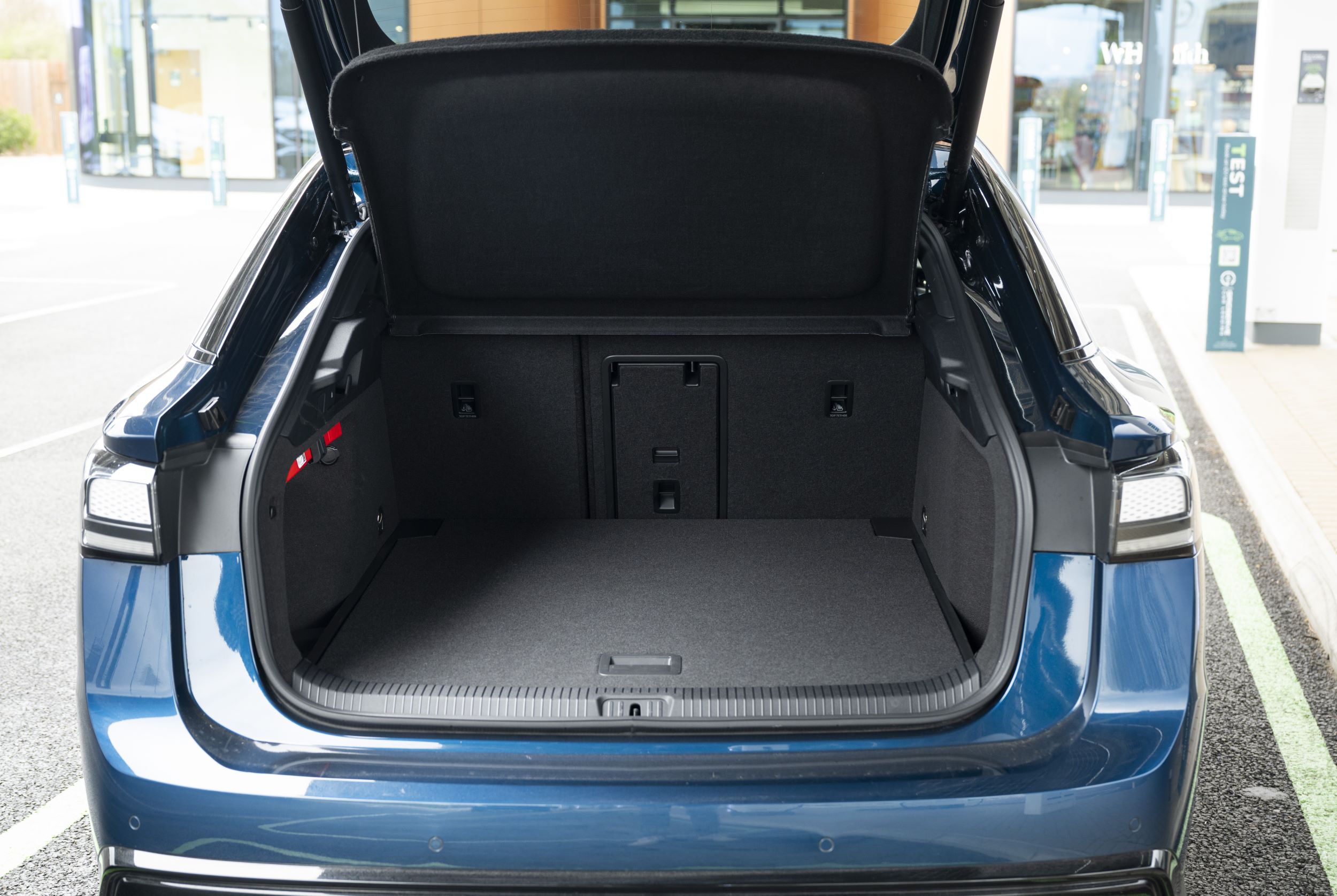 Volkswagen ID.7 Review 2024 | CARWOW LEASEY