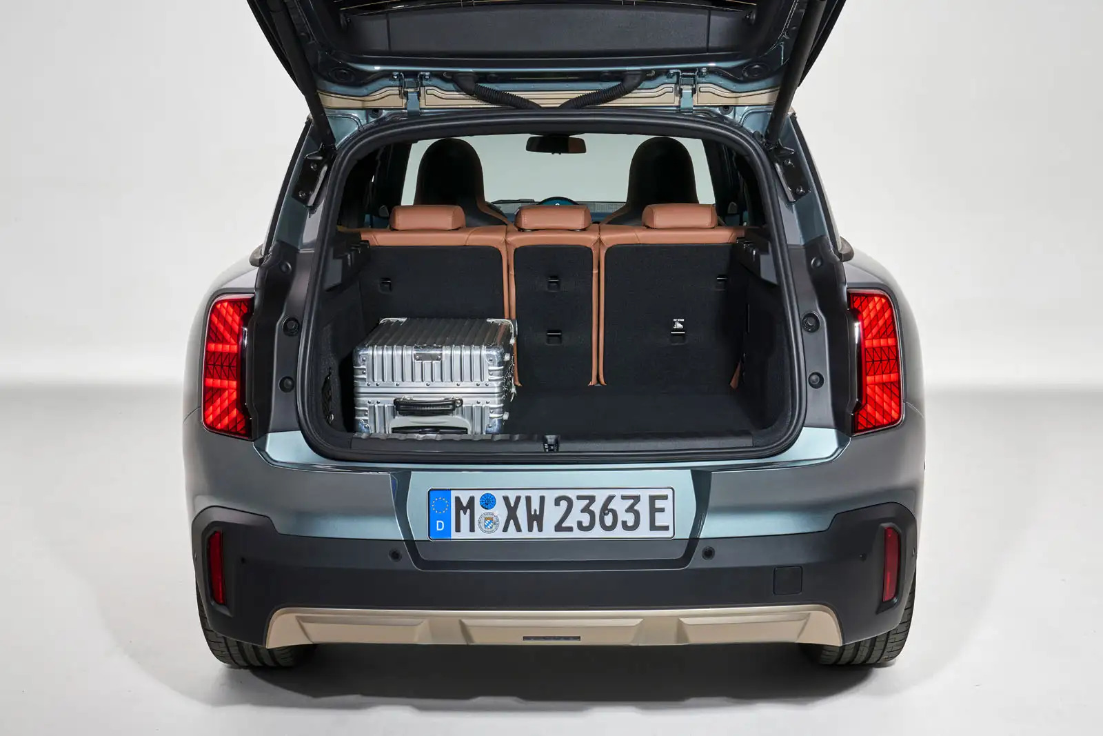 MINI Countryman Electric Review 2024 | CARWOW LEASEY