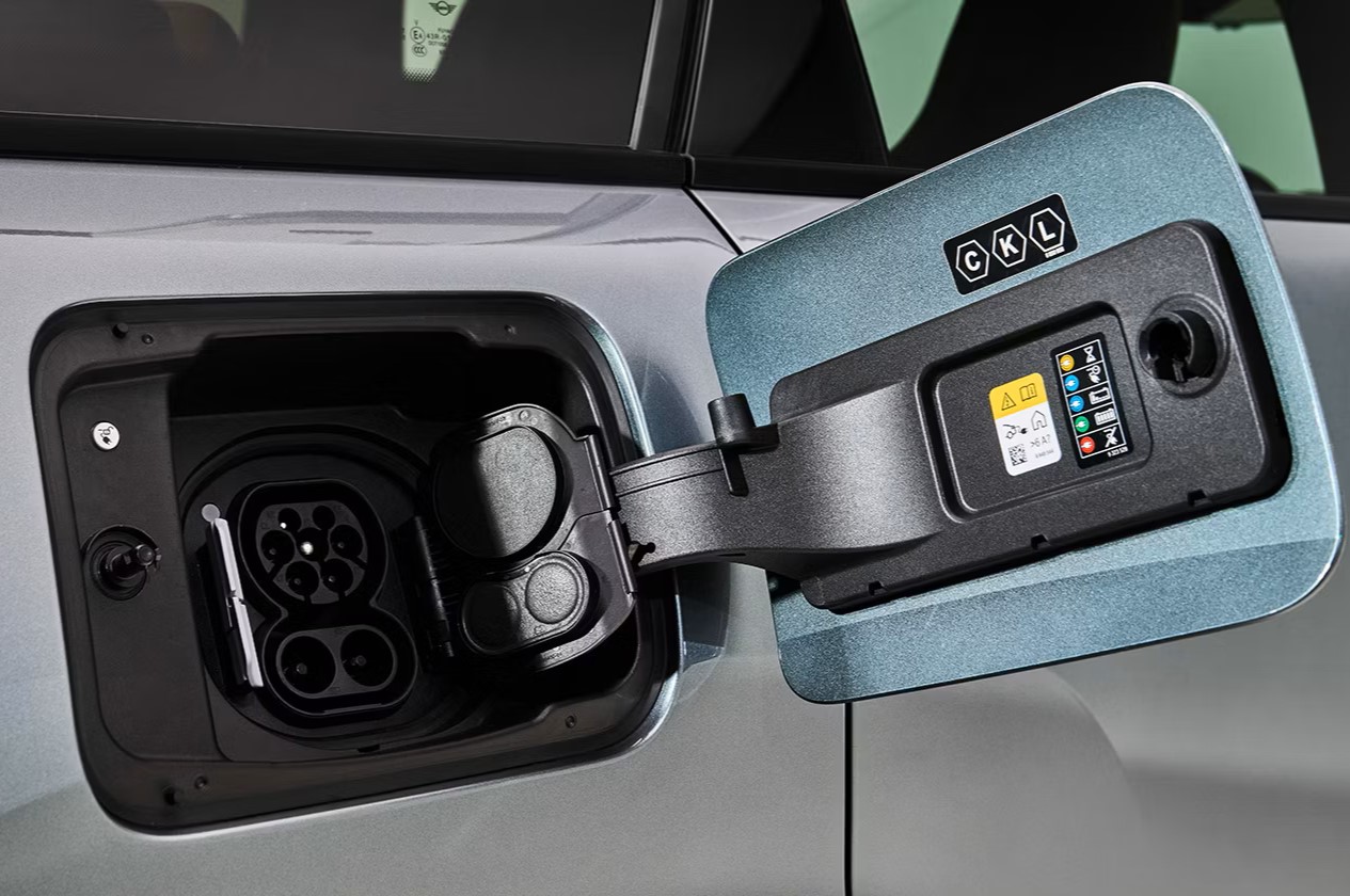 MINI Countryman Electric Review 2024 | CARWOW LEASEY