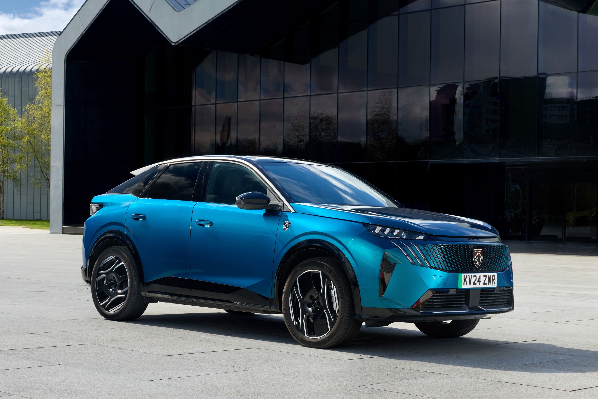 Peugeot e-3008 Review 2024 | CARWOW LEASEY