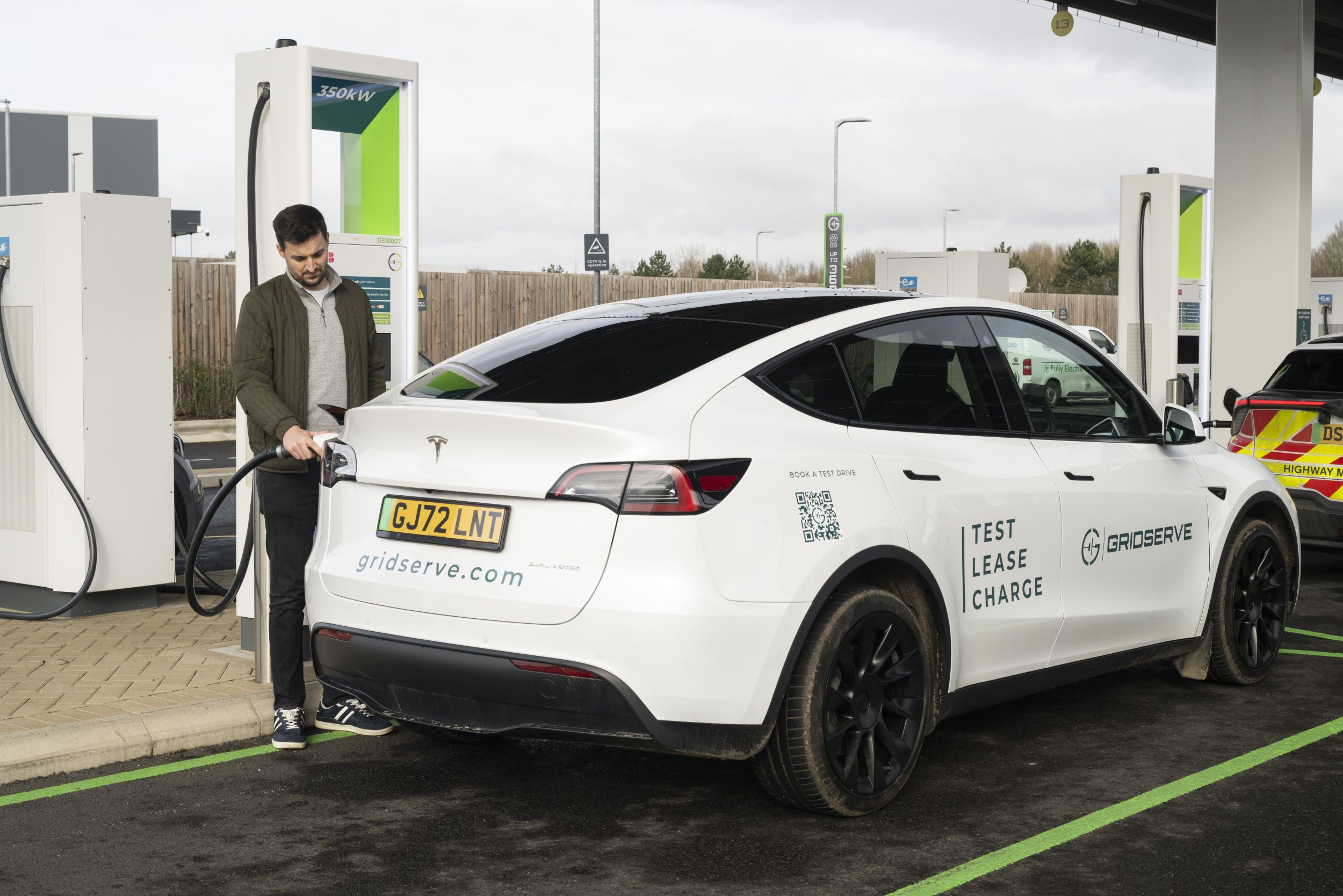 Tesla Model Y Review 2024 | CARWOW LEASEY