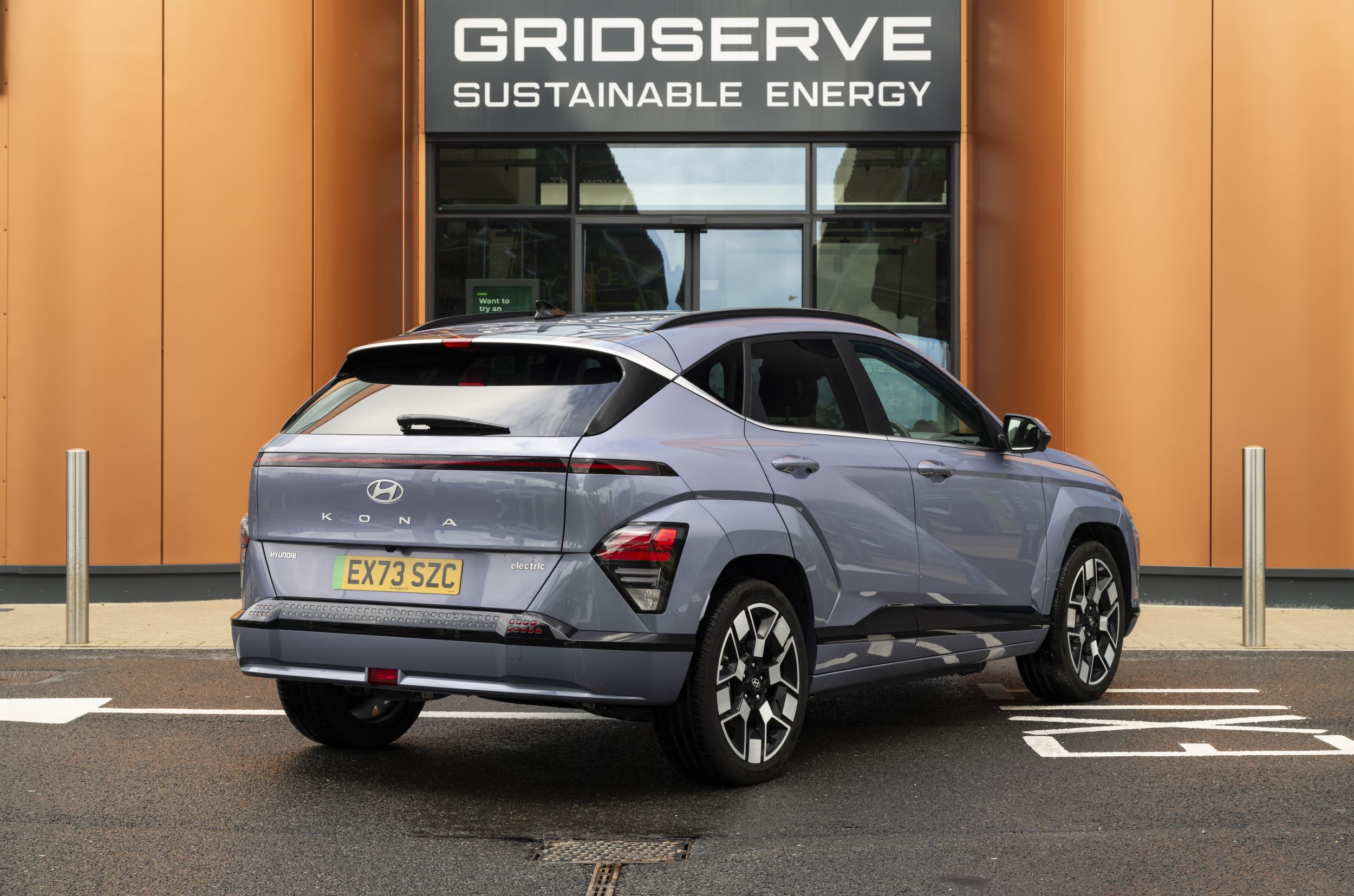 Hyundai Kona Electric Review 2024 | CARWOW LEASEY