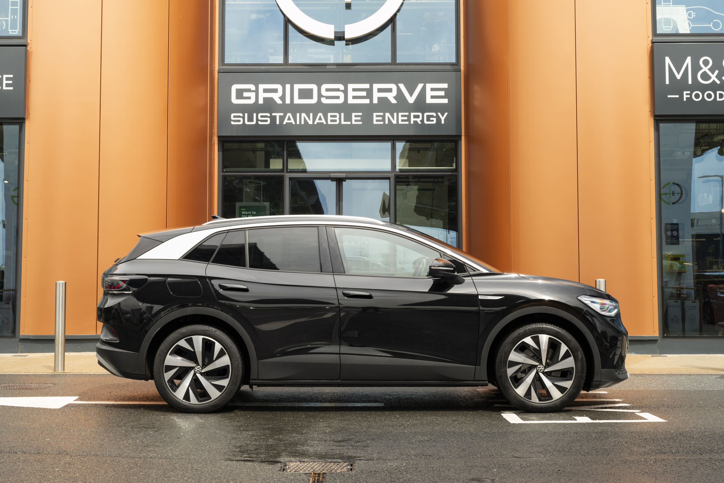 Volkswagen ID.4 Review 2024 | CARWOW LEASEY