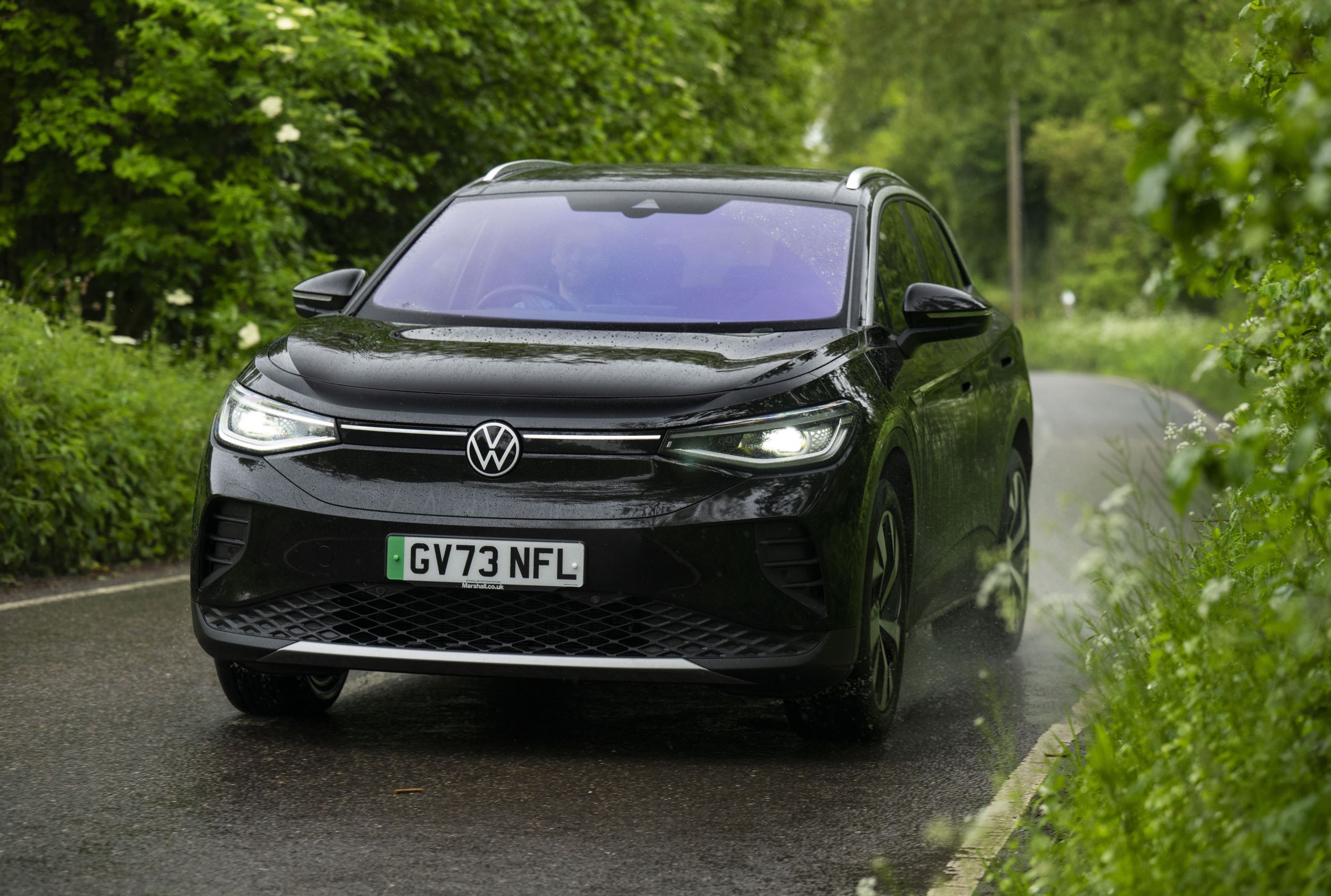 Volkswagen ID.4 Review 2024 | CARWOW LEASEY